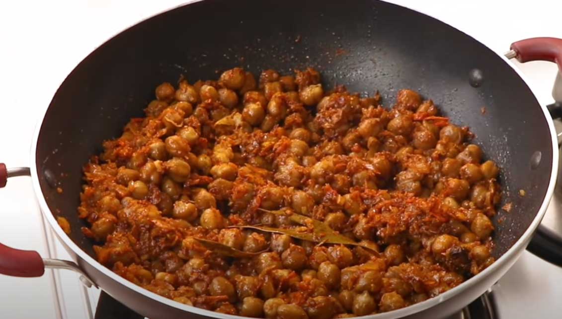 Chole Bhature Recipe in hindi (पंजाबी छोले भटूरे) - desivyanjan.com